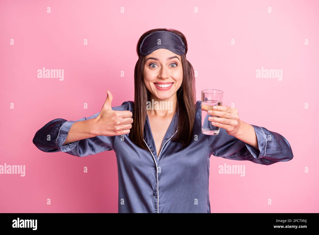 Photo Portrait Of Excited Girl Holding Glass Of Water Raising Thumb Up