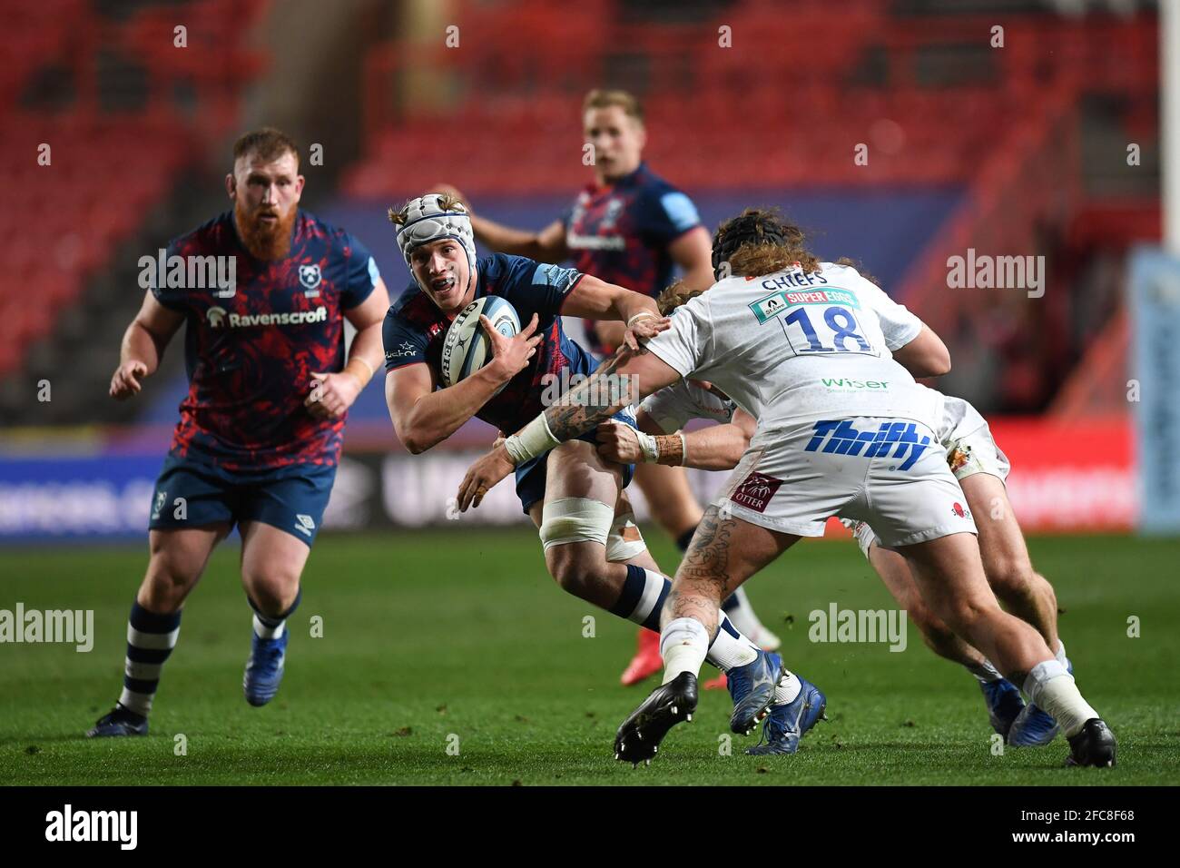 Fitz Harding of Bristol Bears on the attack against Harry Williams of ...