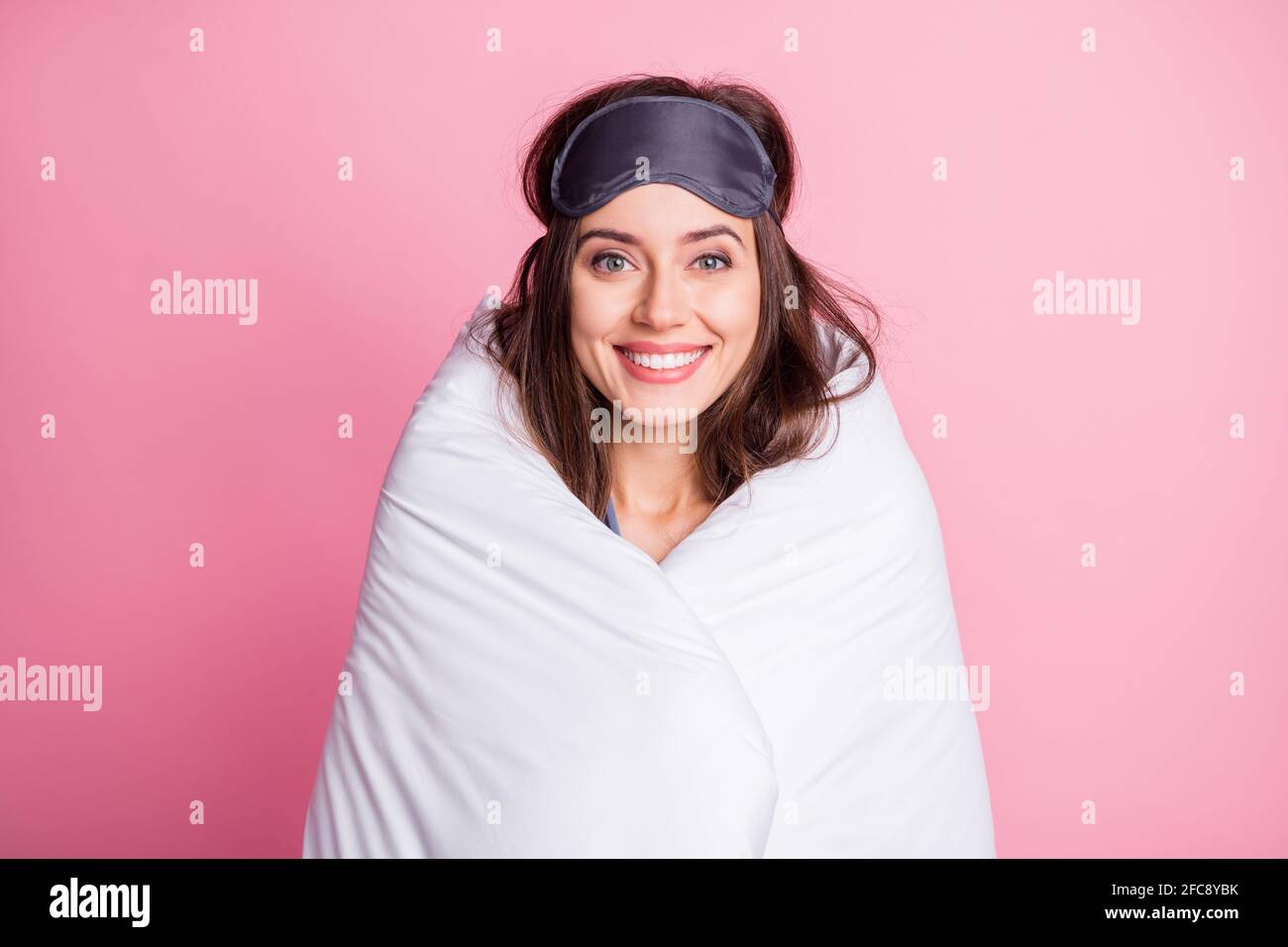 Photo portrait of woman wrapped in bed sheets isolated on pastel pink ...