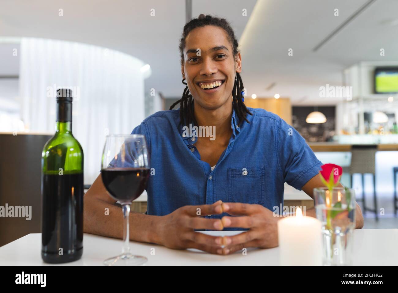 Man restaurant table hi-res stock photography and images - Alamy