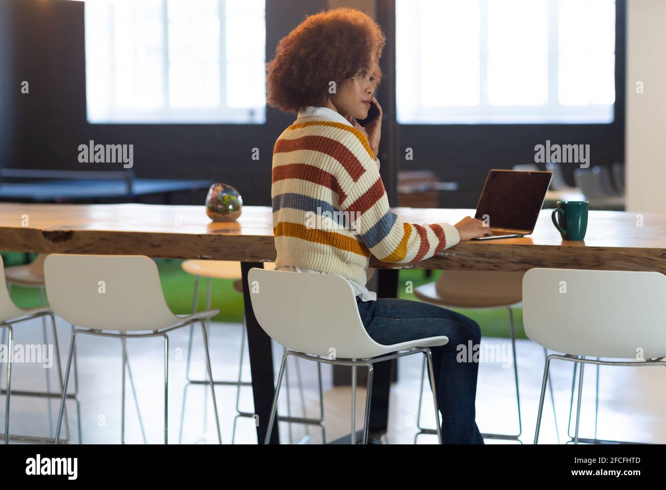 Office sitting talking table hi-res stock photography and images - Alamy
