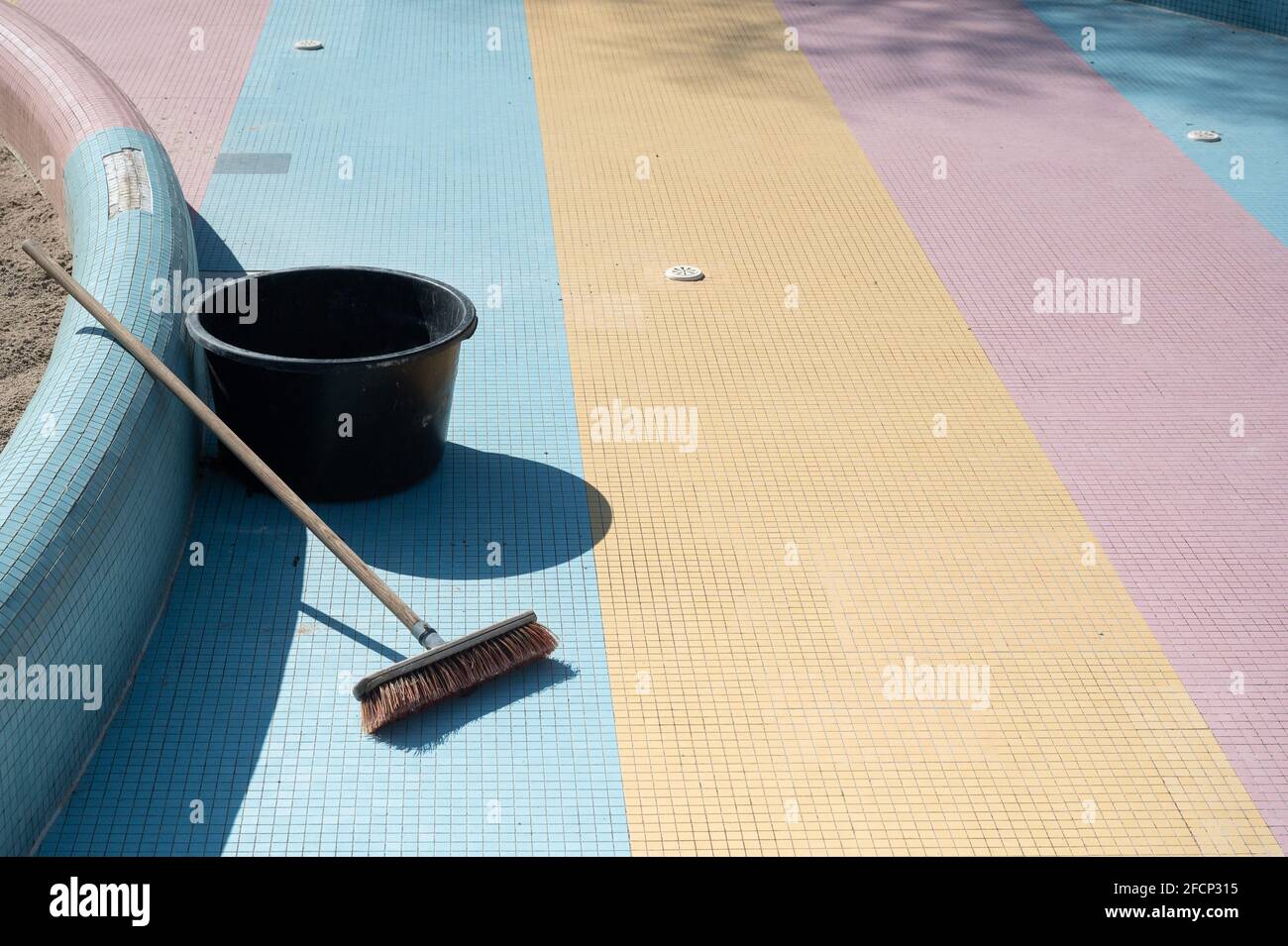 Stand swimming pools hi-res stock photography and images - Alamy
