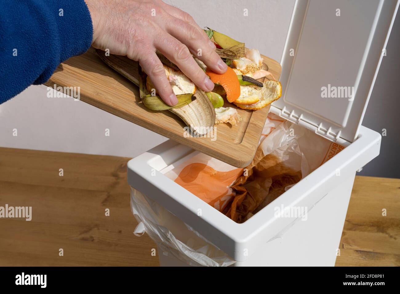 Waste bin restaurant hi-res stock photography and images - Alamy