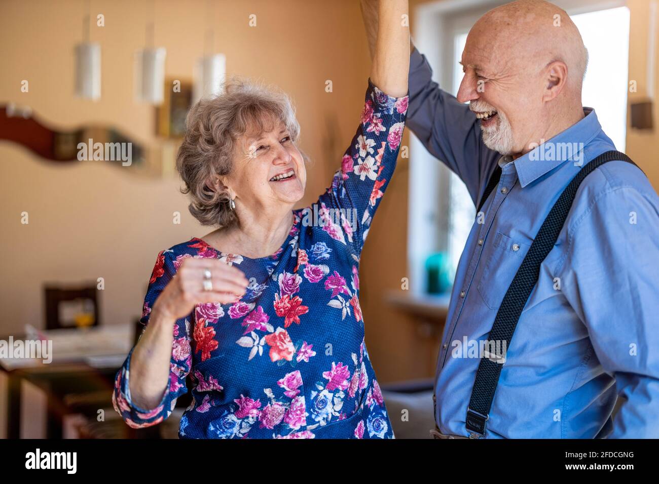 Elderly people dancing hi-res stock photography and images - Alamy