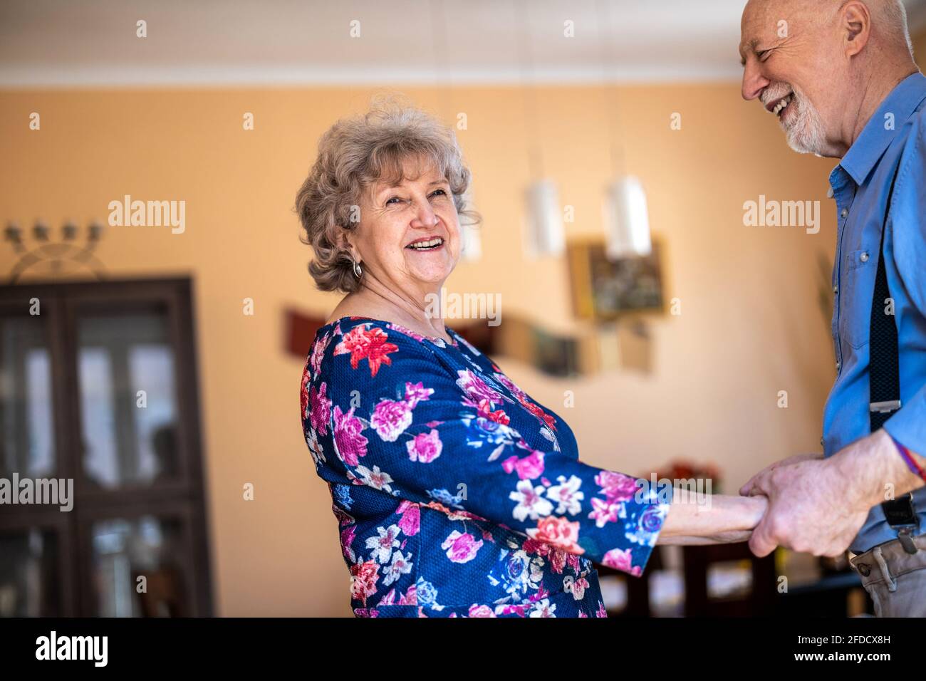 Elderly people dancing hi-res stock photography and images - Alamy