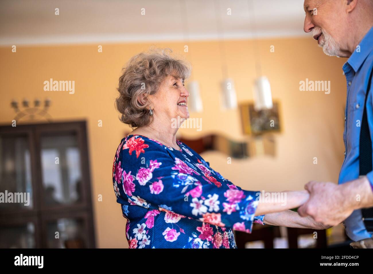 Old people dancing together hi-res stock photography and images - Alamy