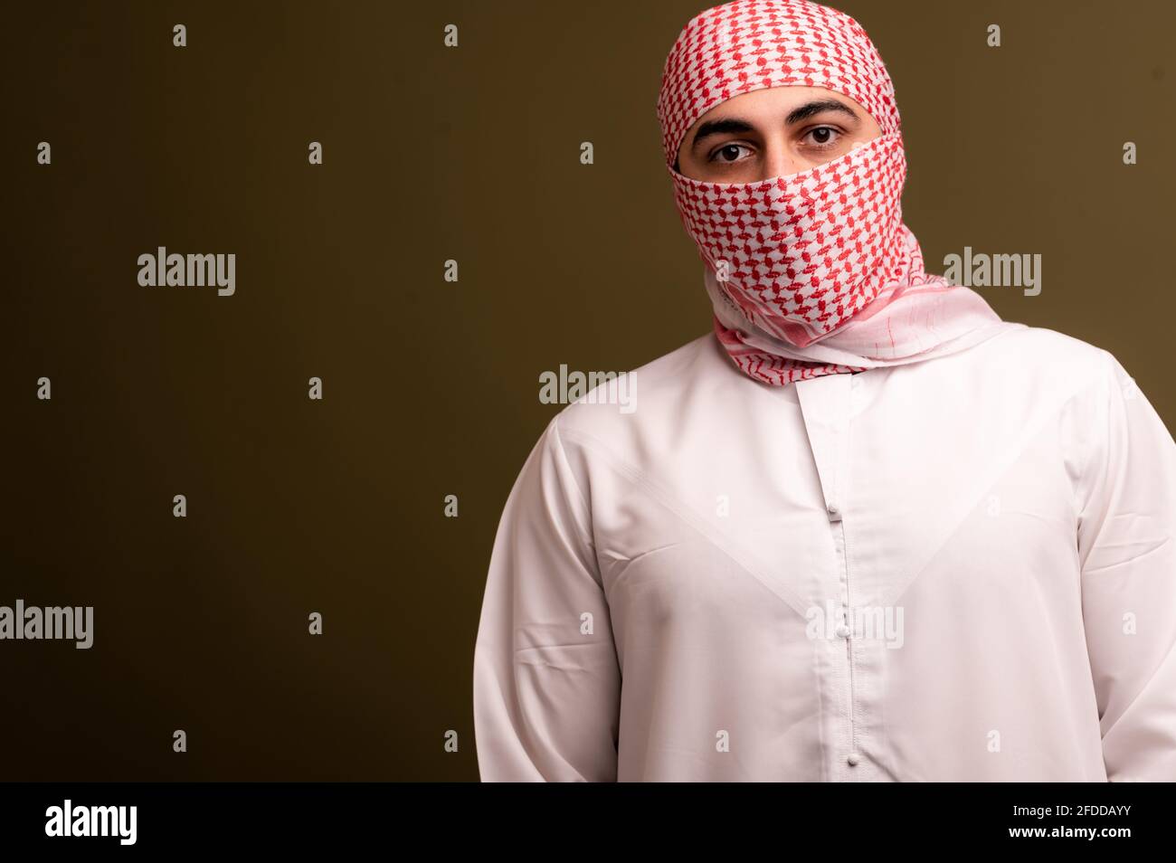 Muslim man. Portrait of a young arab man in traditional dress Stock ...
