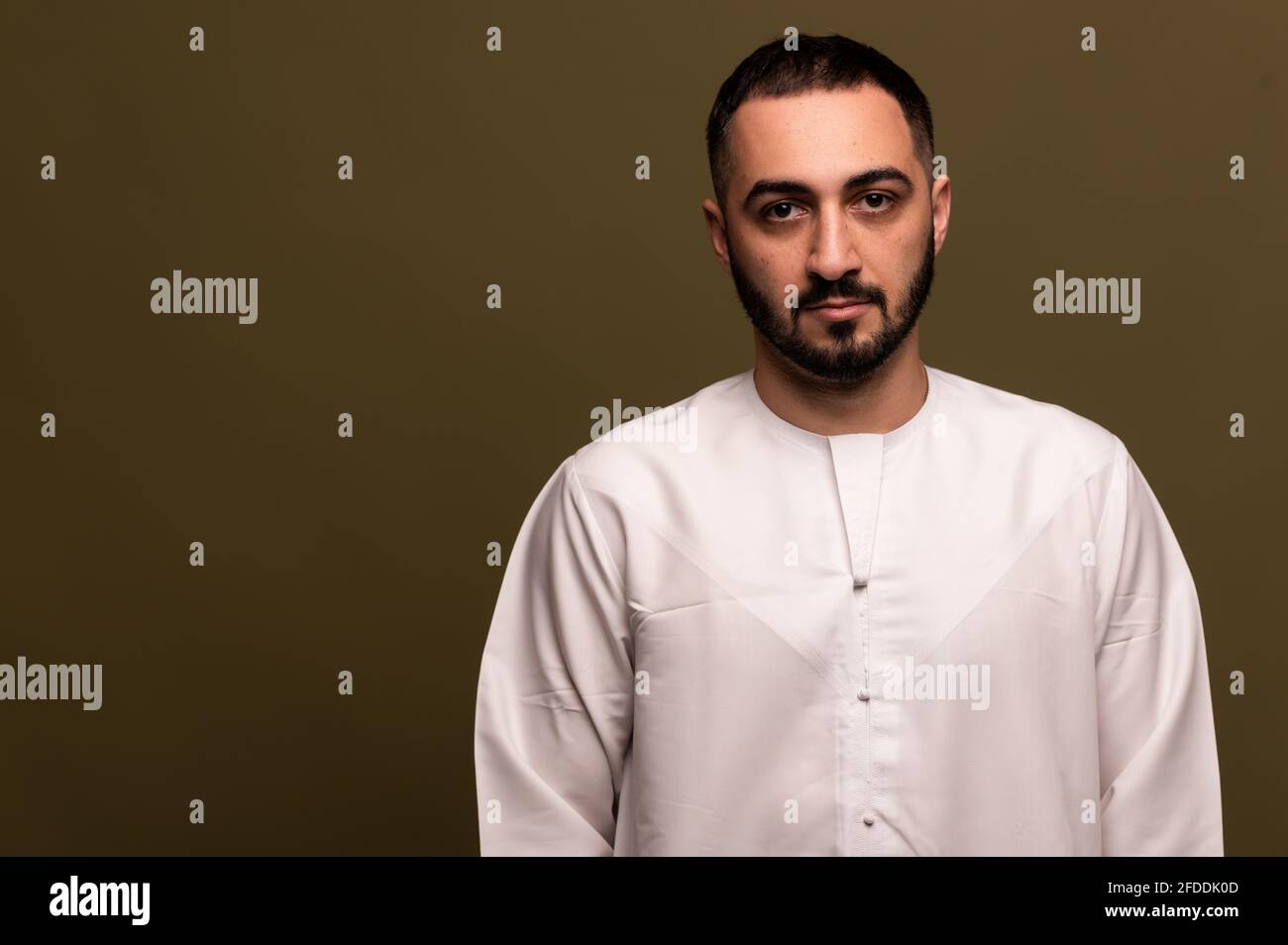 Muslim man. Portrait of a young arab man in traditional dress Stock ...