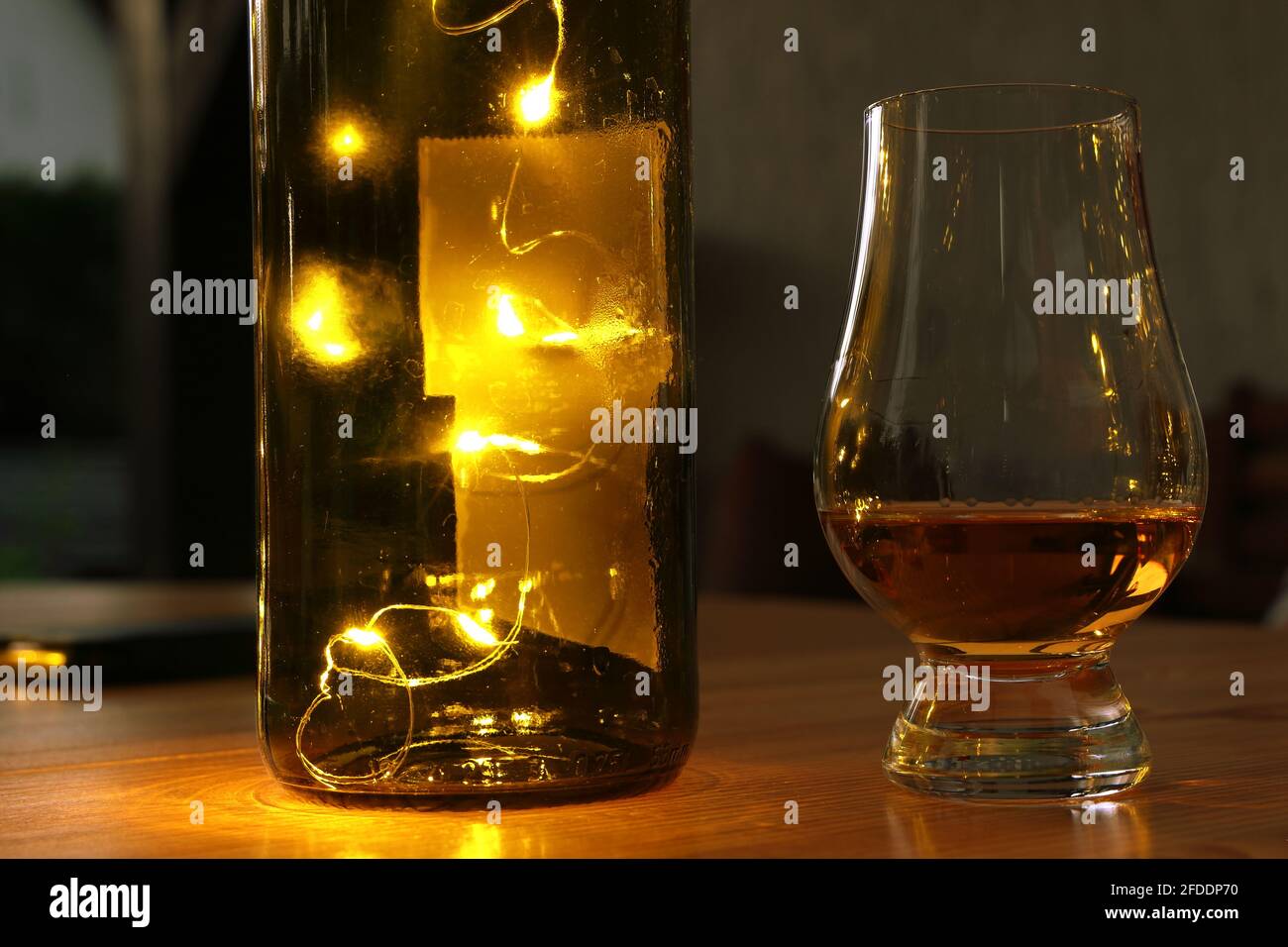 Whiskey bottle glass bar hi-res stock photography and images - Alamy