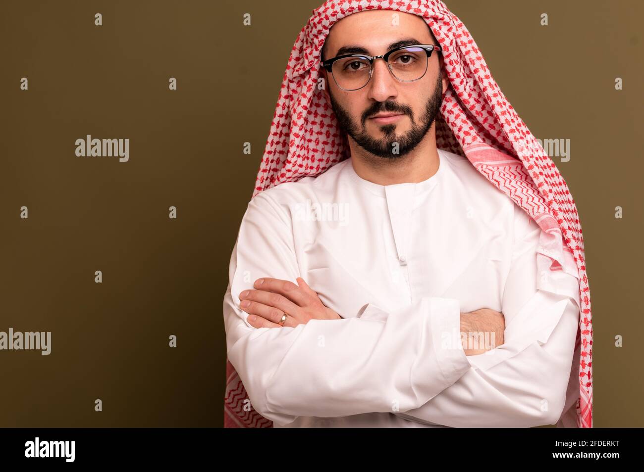 Muslim man. Portrait of a young arab man in traditional dress Stock ...