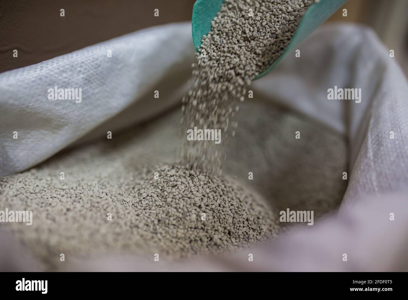 packing cat's filler for the toilet, sand or biological wood pieces ...