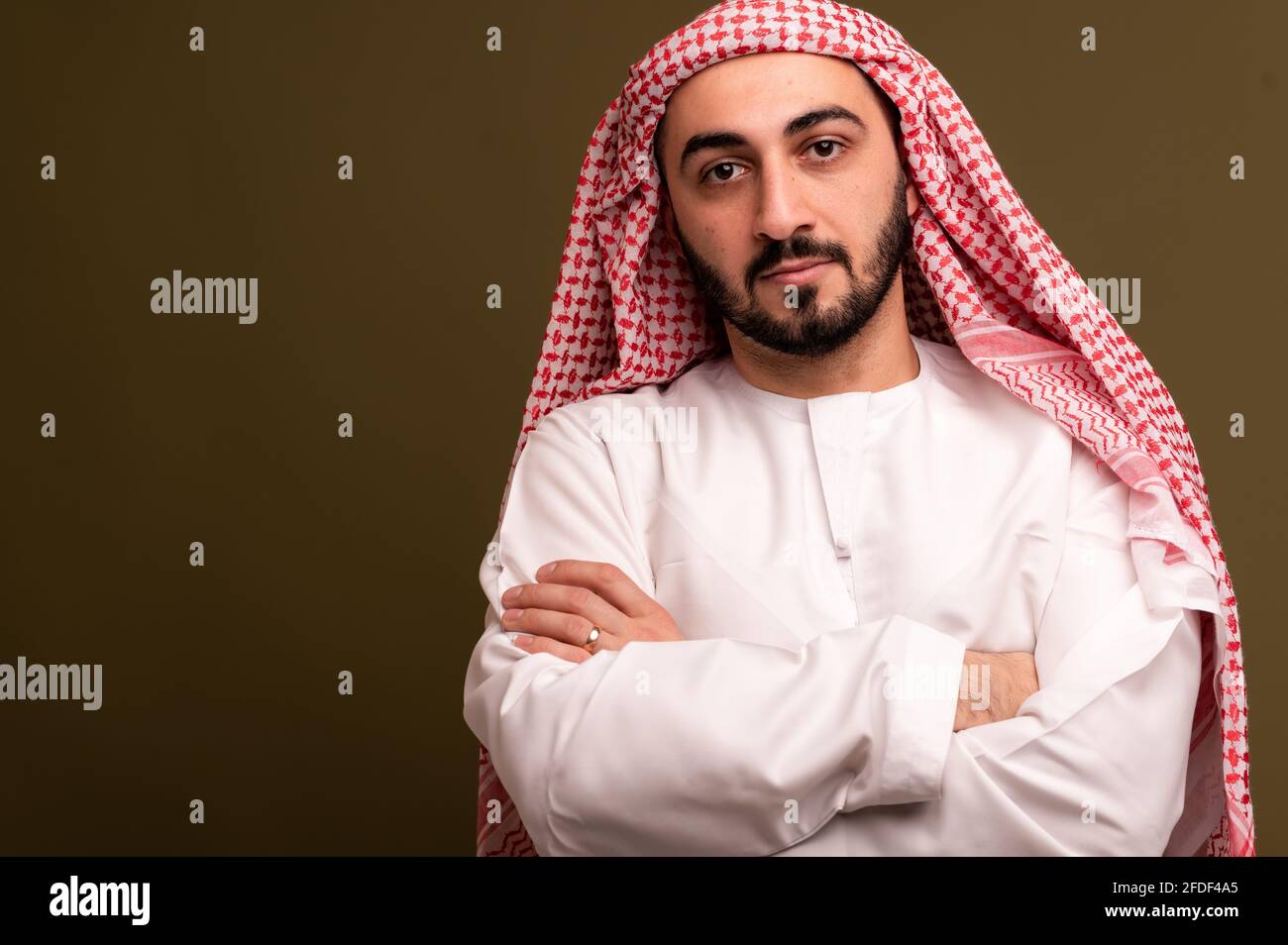 Muslim man. Portrait of a young arab man in traditional dress Stock ...