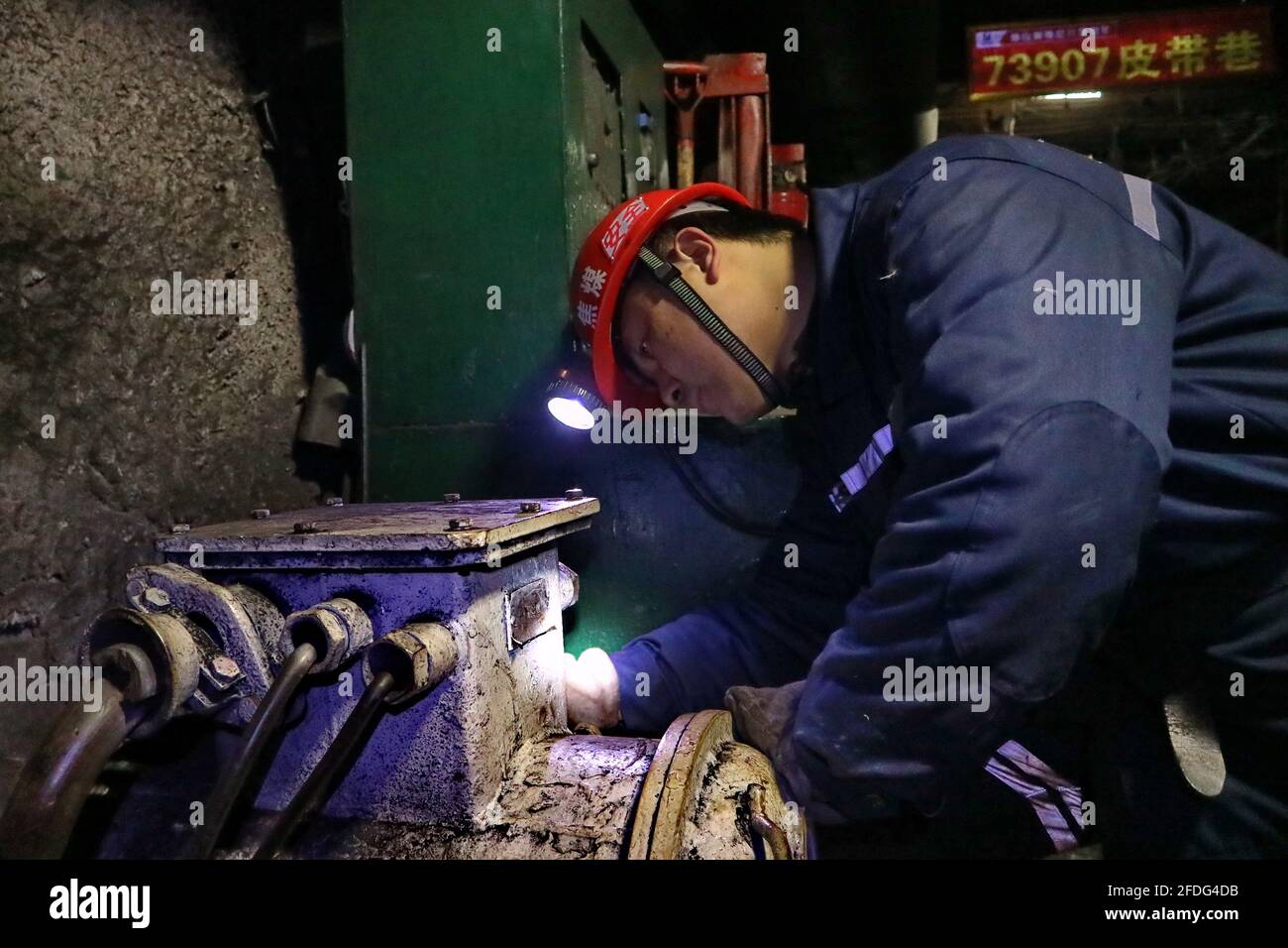 (210424) -- TAIYUAN, April 24, 2021 (Xinhua) -- Zhang Shiqi works in a ...