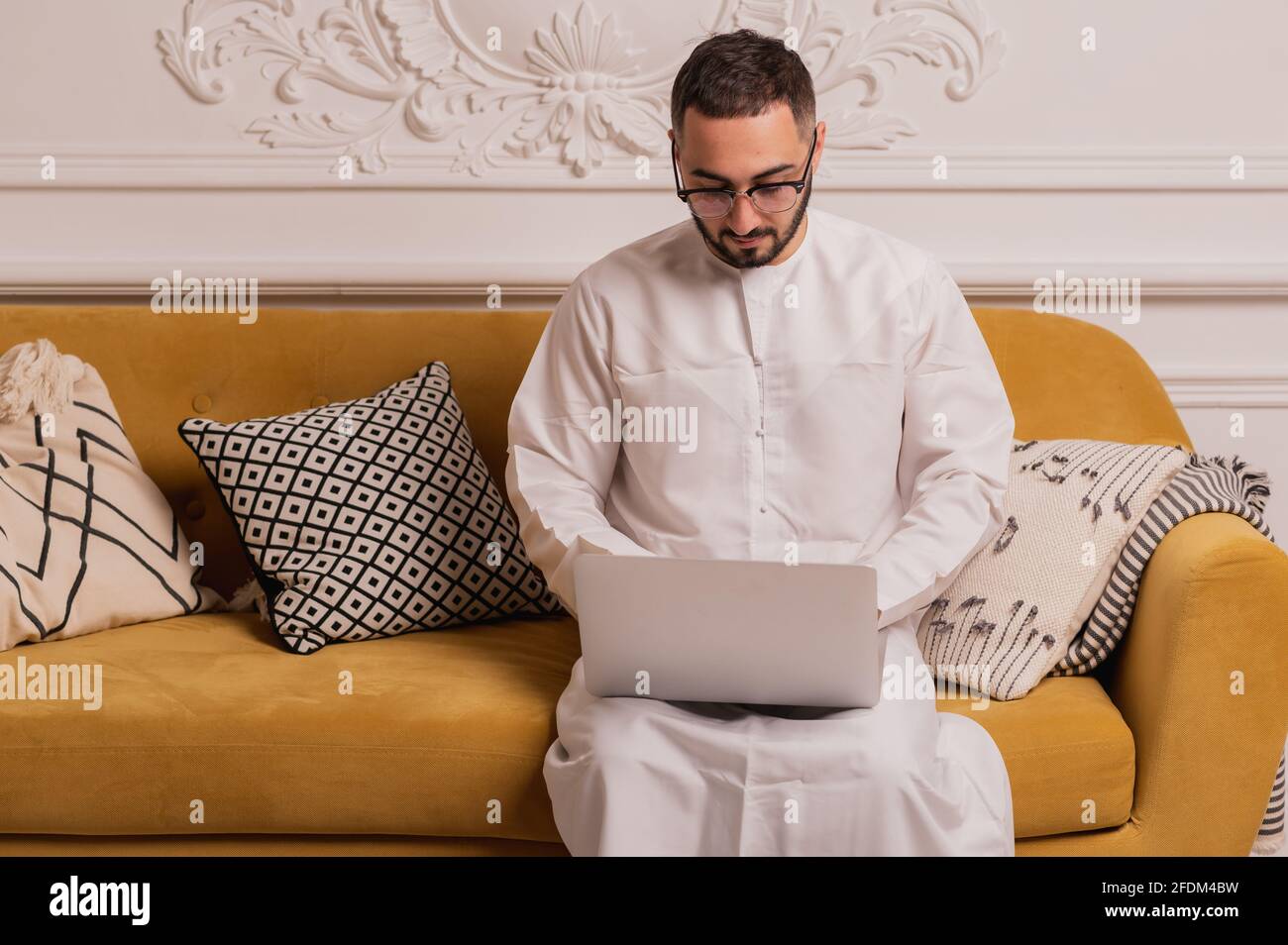 Muslim man. Portrait of a young arab man in traditional dress Stock ...