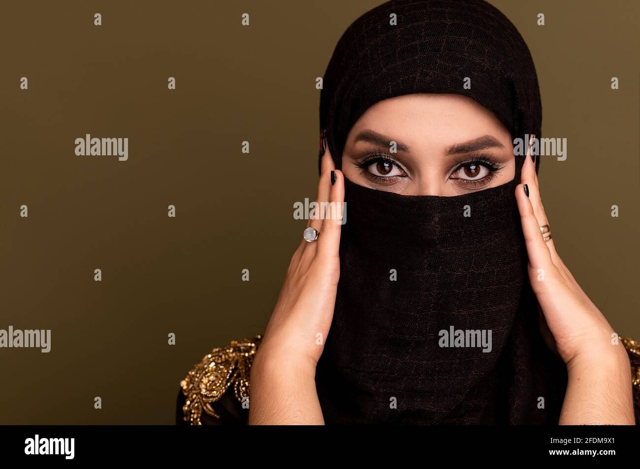 Muslim woman in hijab. Portrait of a young arab girl in traditional ...
