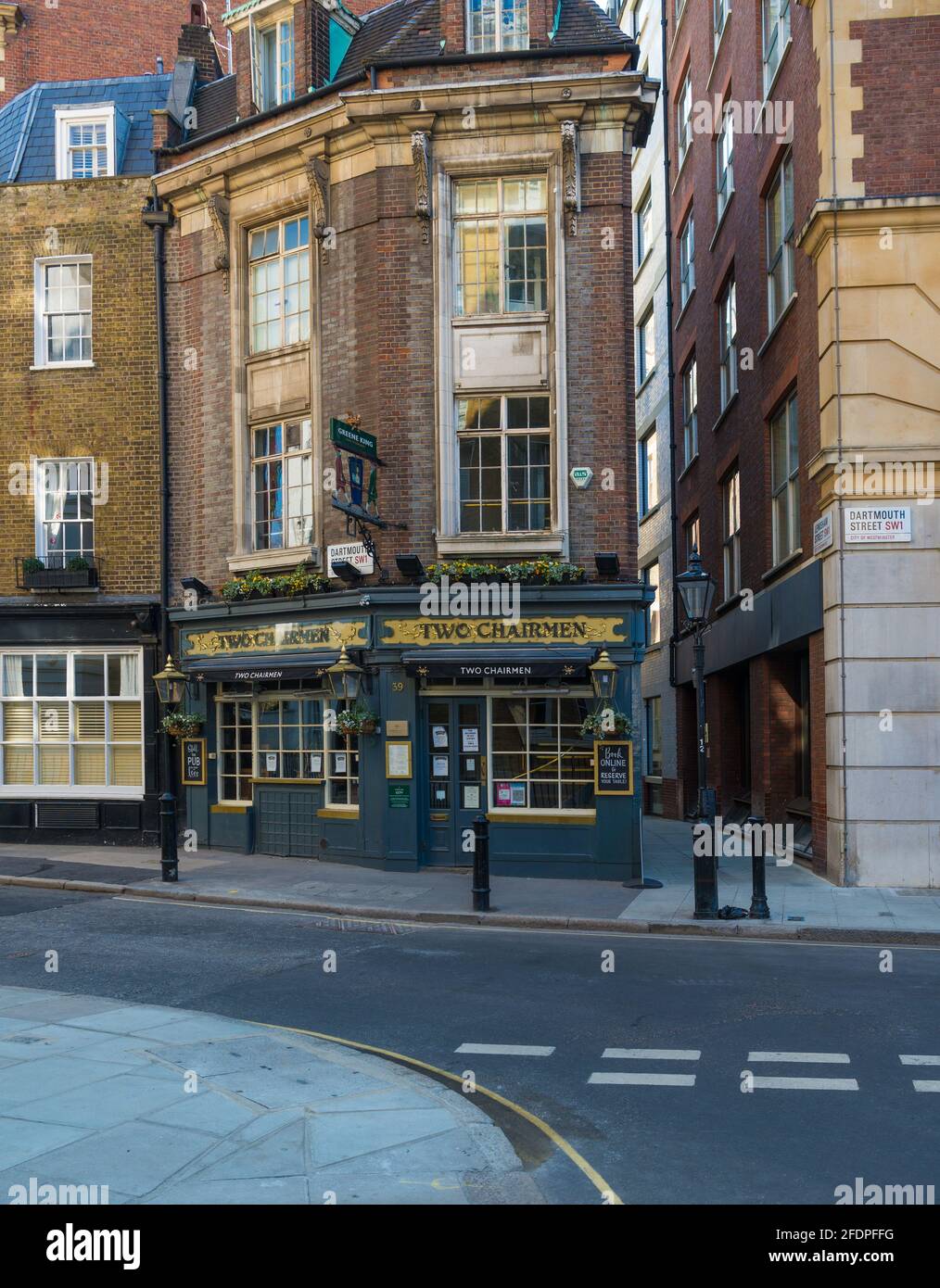Exterior of the Two Chairmen public house, an 18th century pub in ...