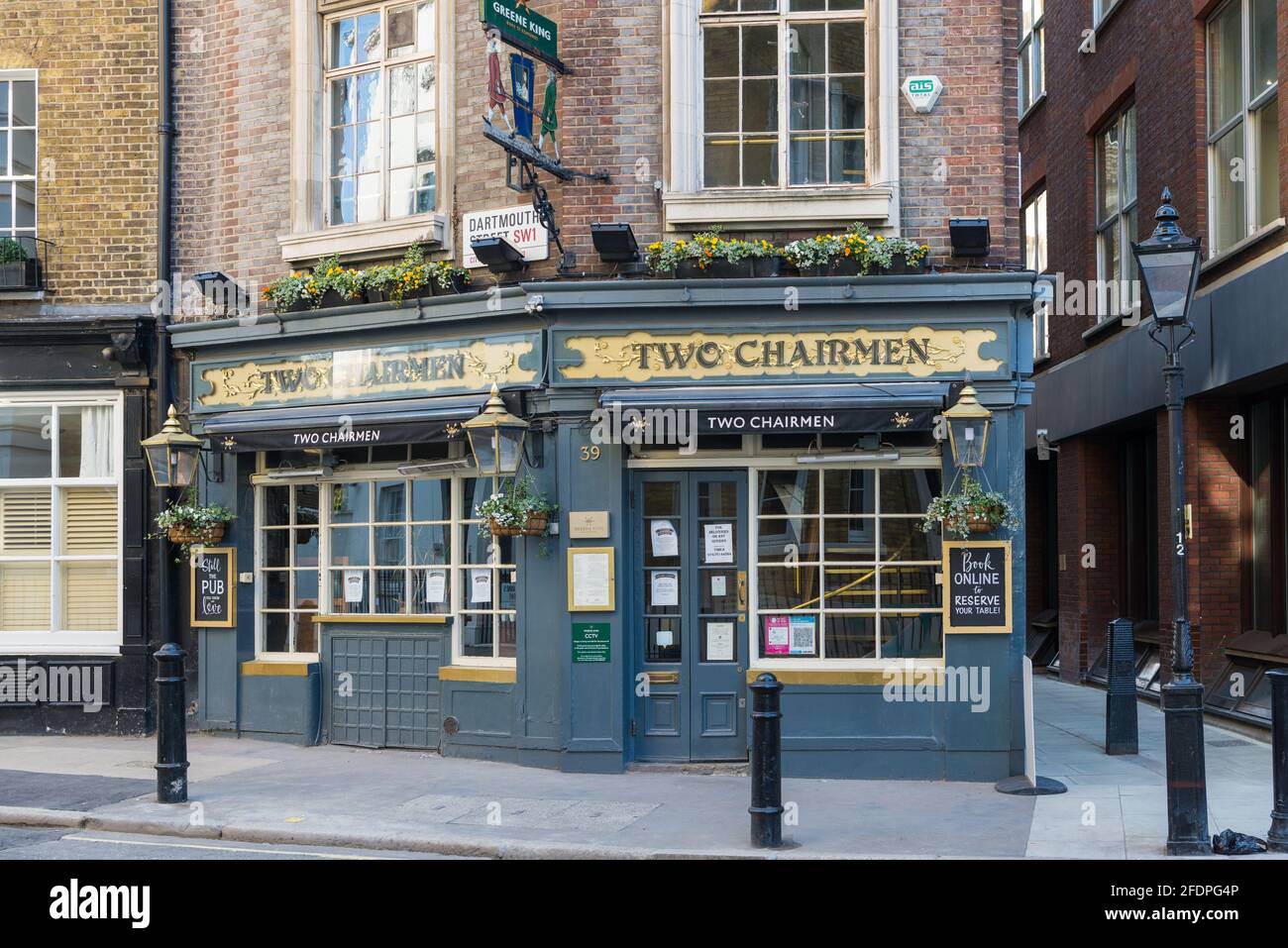 Exterior of the Two Chairmen public house, an 18th century pub in ...