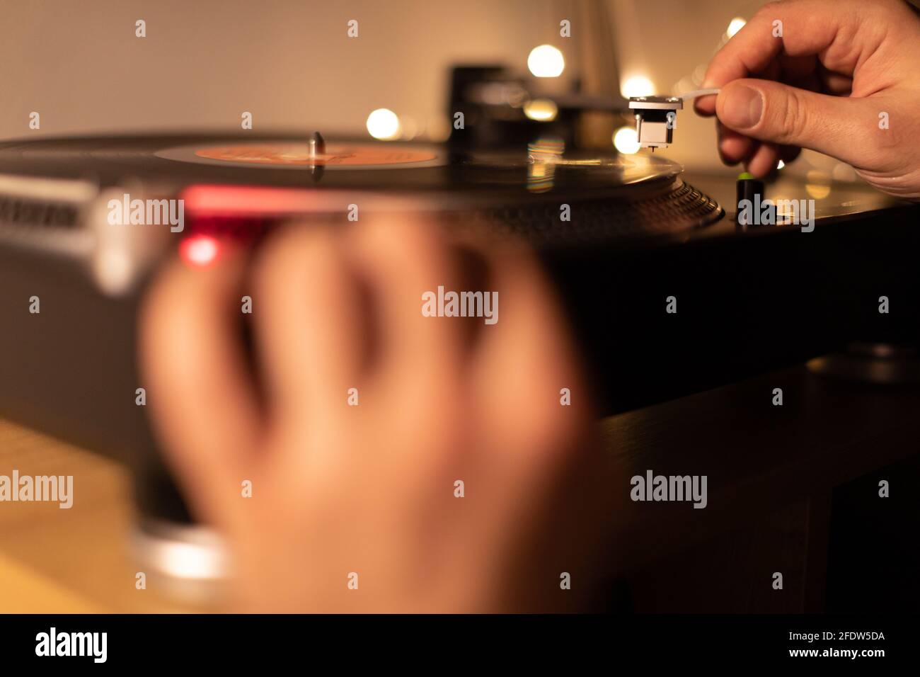 hand put tonearm on vinyl record starting turntable close up Stock ...