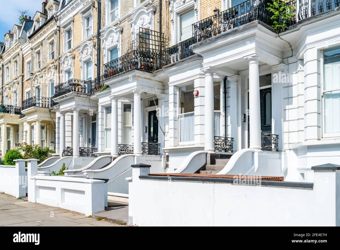 Affluent neighbourhood hi-res stock photography and images - Alamy
