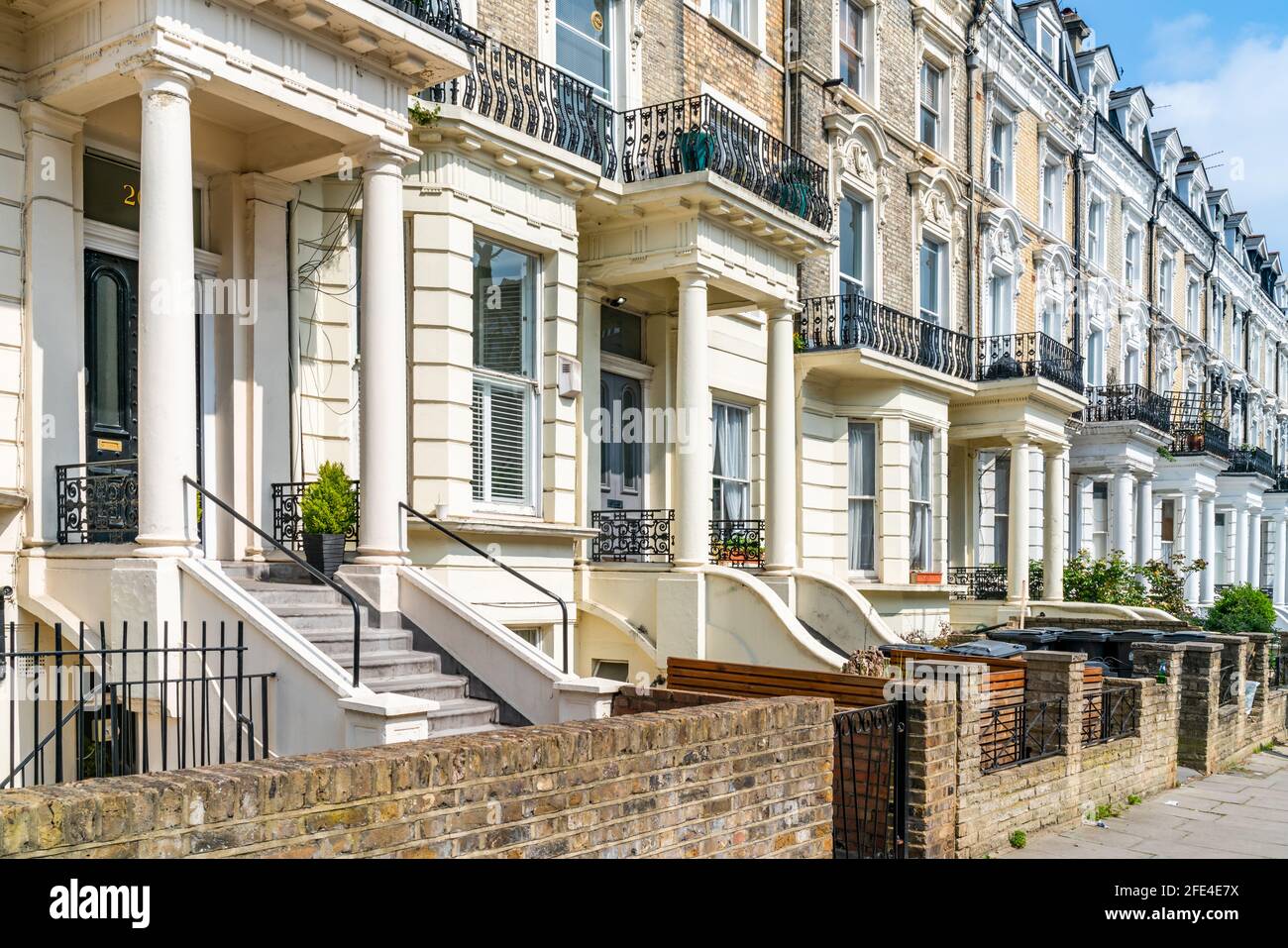 Affluent neighbourhood hi-res stock photography and images - Alamy