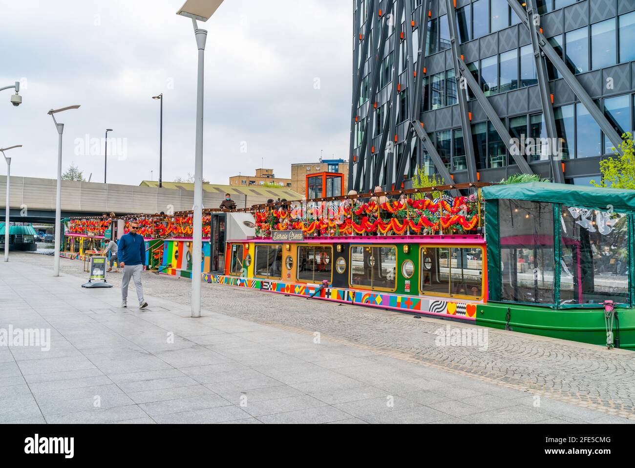 Canal side barge boat cafe hi-res stock photography and images - Alamy