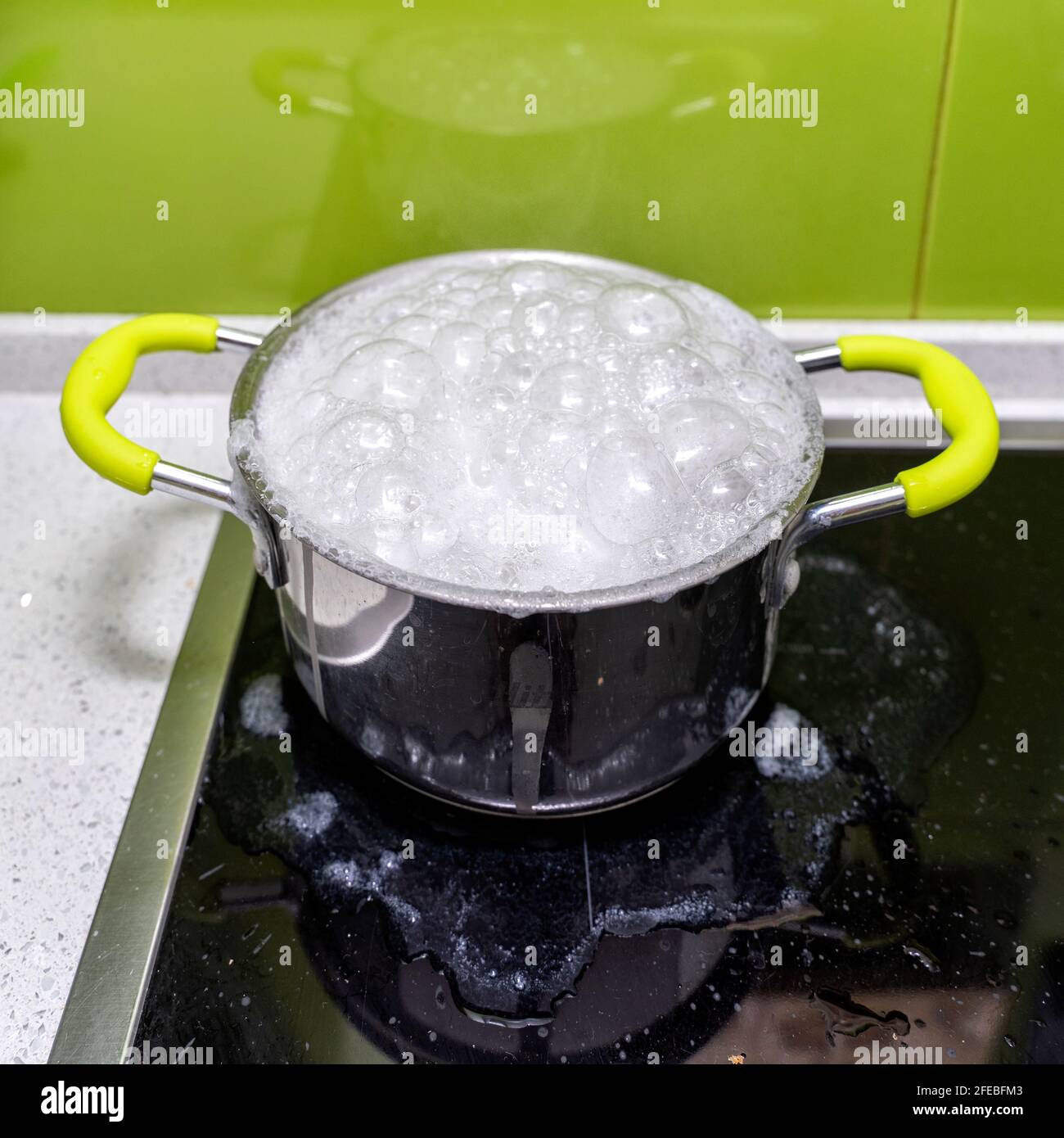 Induction hob saucepan hi-res stock photography and images - Alamy