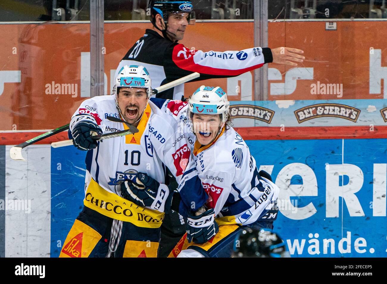 Goalscorer # 10 Tristan Scherwey (Bern) and Sven Senteler # 88 (EV Zug ...