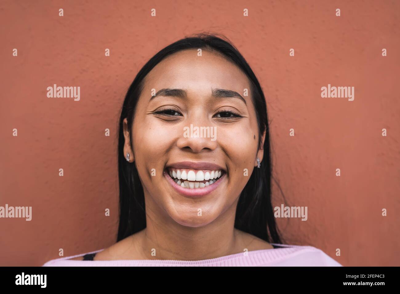 Colombian woman smiling colombia hi-res stock photography and images ...