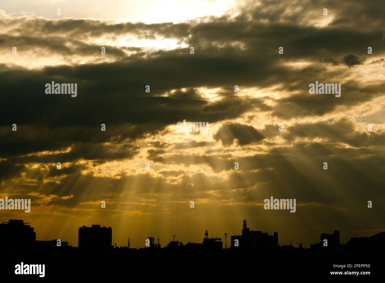 Evening in the city. The sunlight through the clouds to see what homes ...