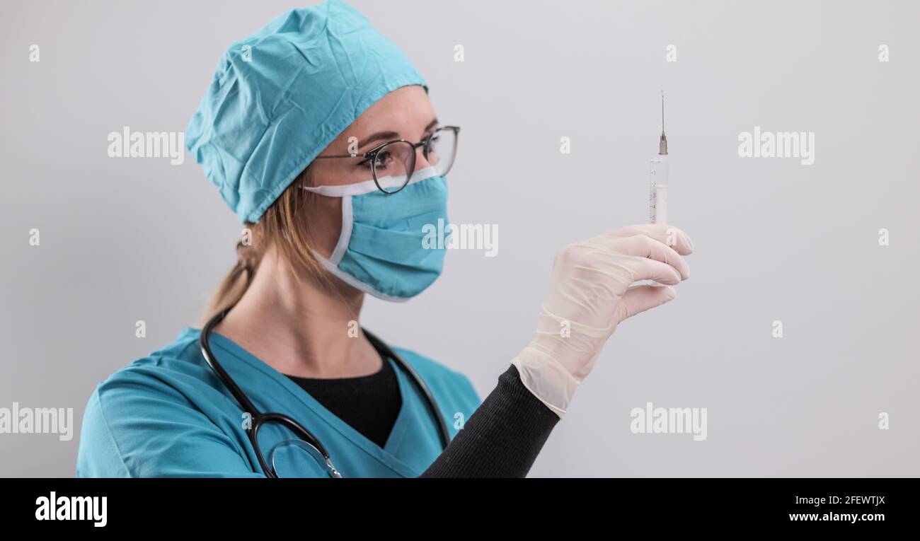 Female doctor prepares a syringe with the new Corona vaccine Stock ...