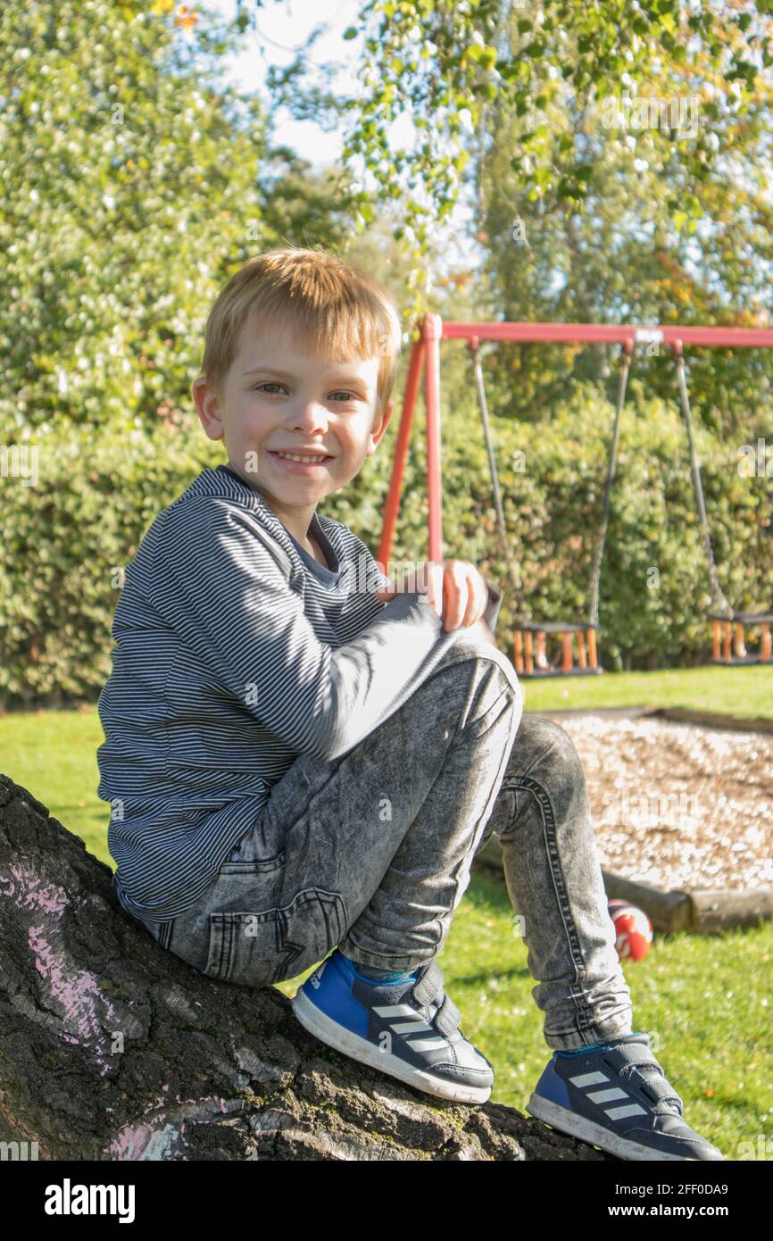 Young boy playing Stock Photo - Alamy