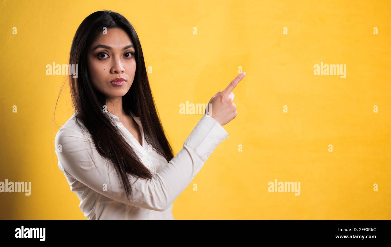 Young pretty woman points to something Stock Photo - Alamy
