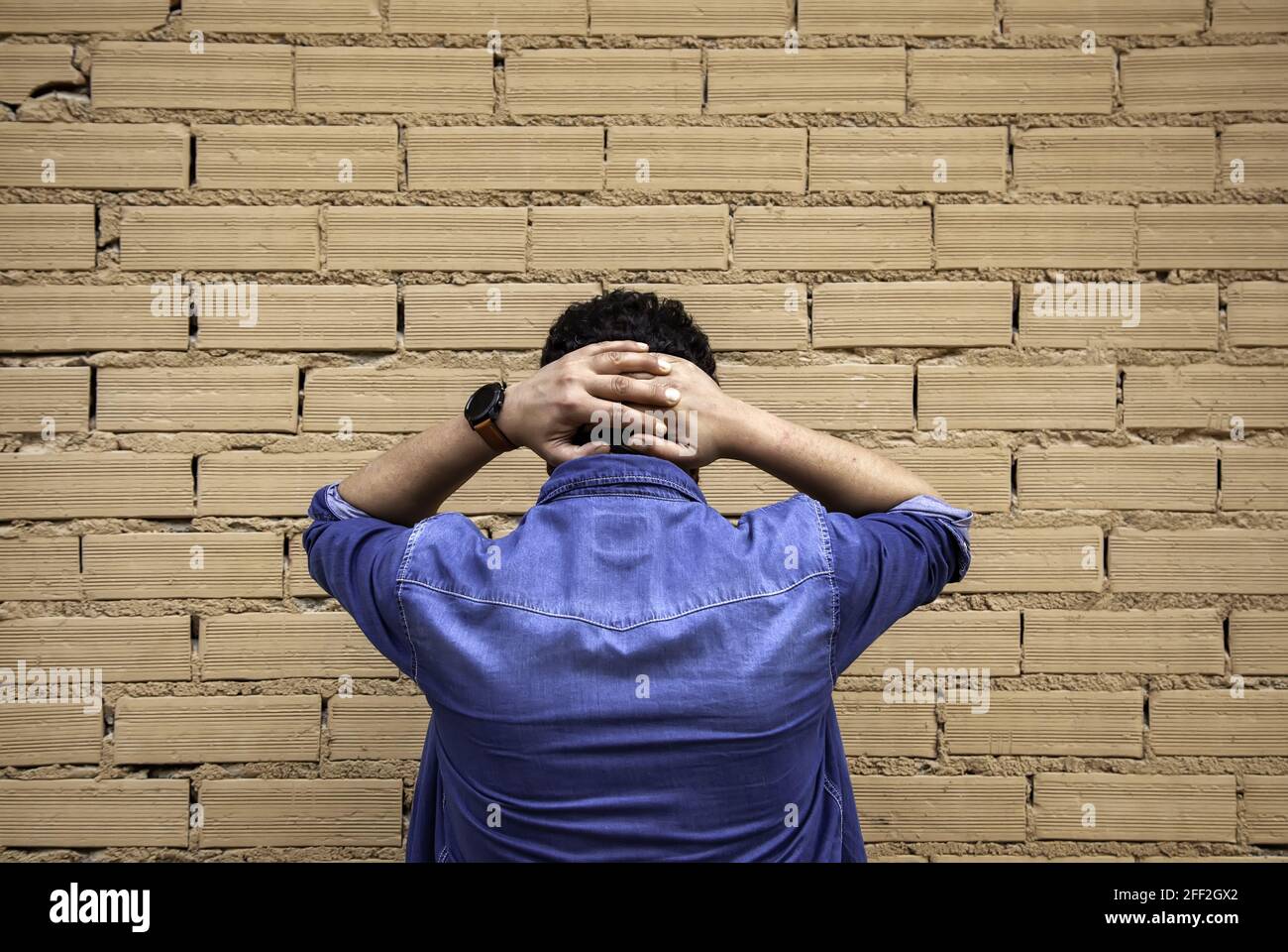Young black men gang street back hi-res stock photography and images ...