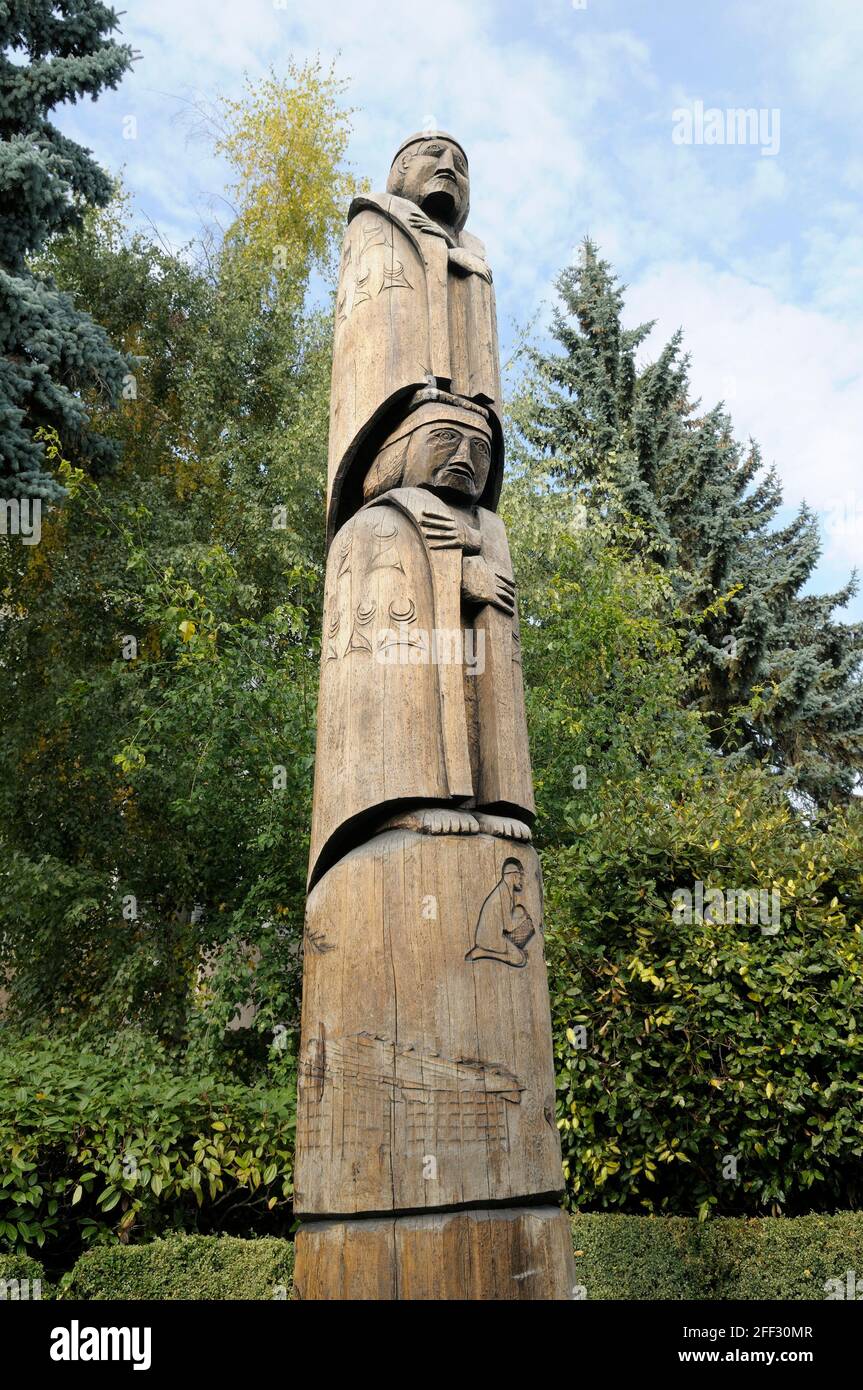 Cedar Man, Cedar Women - Carver: Simon Charlie 1986. Cowichan Valley ...