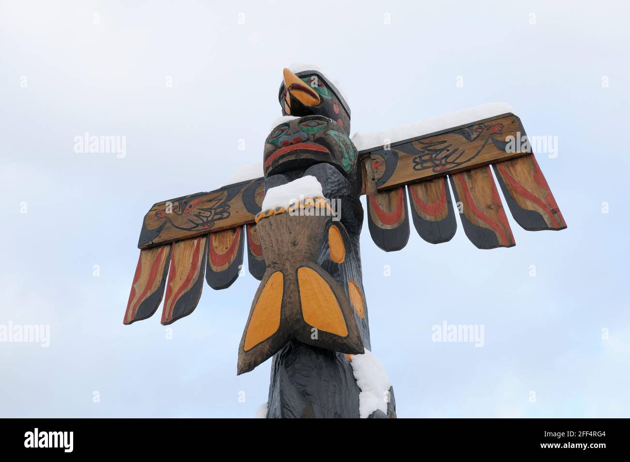 Thunderbird whale totem hi-res stock photography and images - Alamy