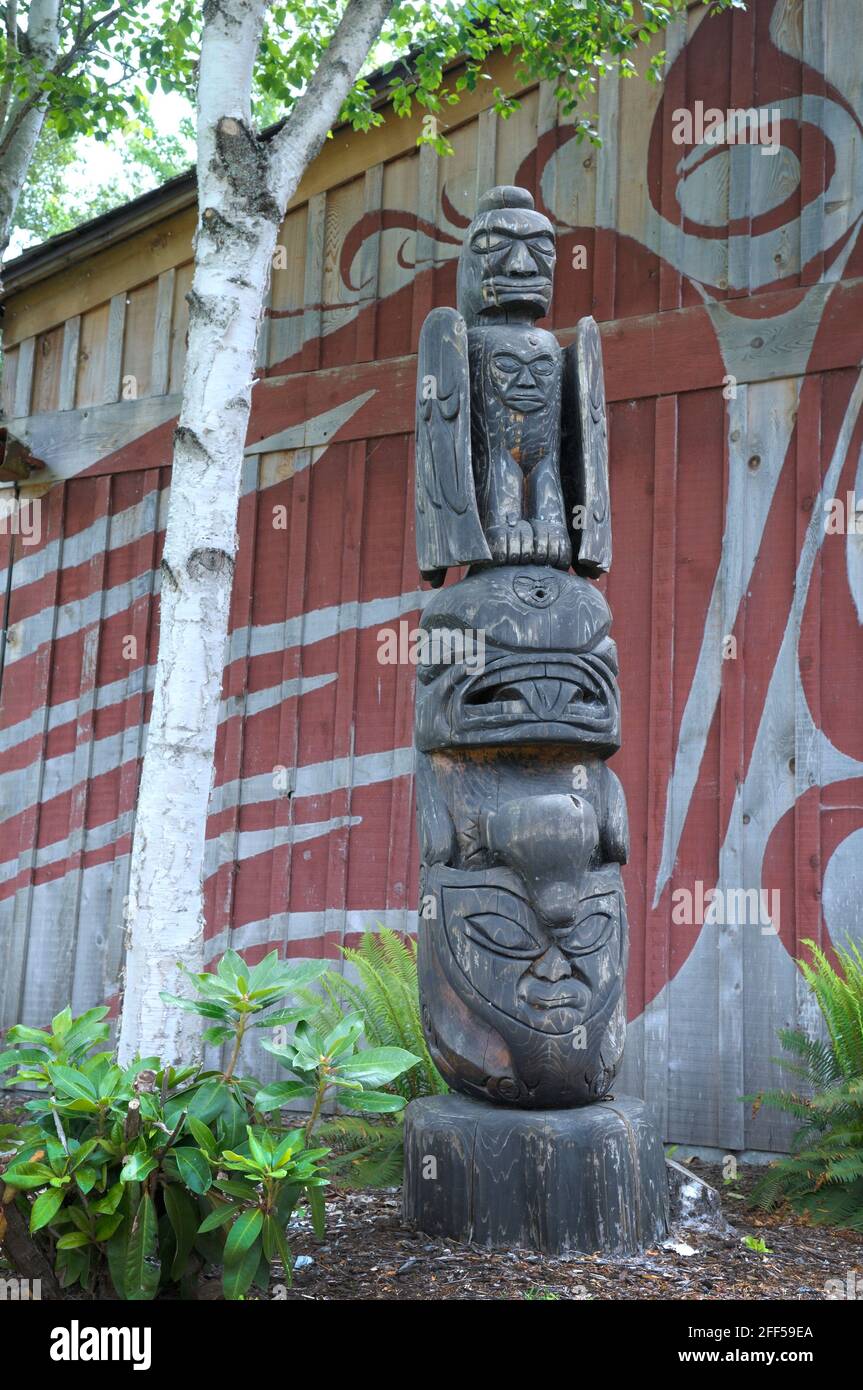 Weathered totem poles hi-res stock photography and images - Alamy