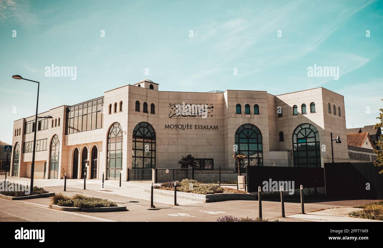 mosque musulman in paris Stock Photo - Alamy