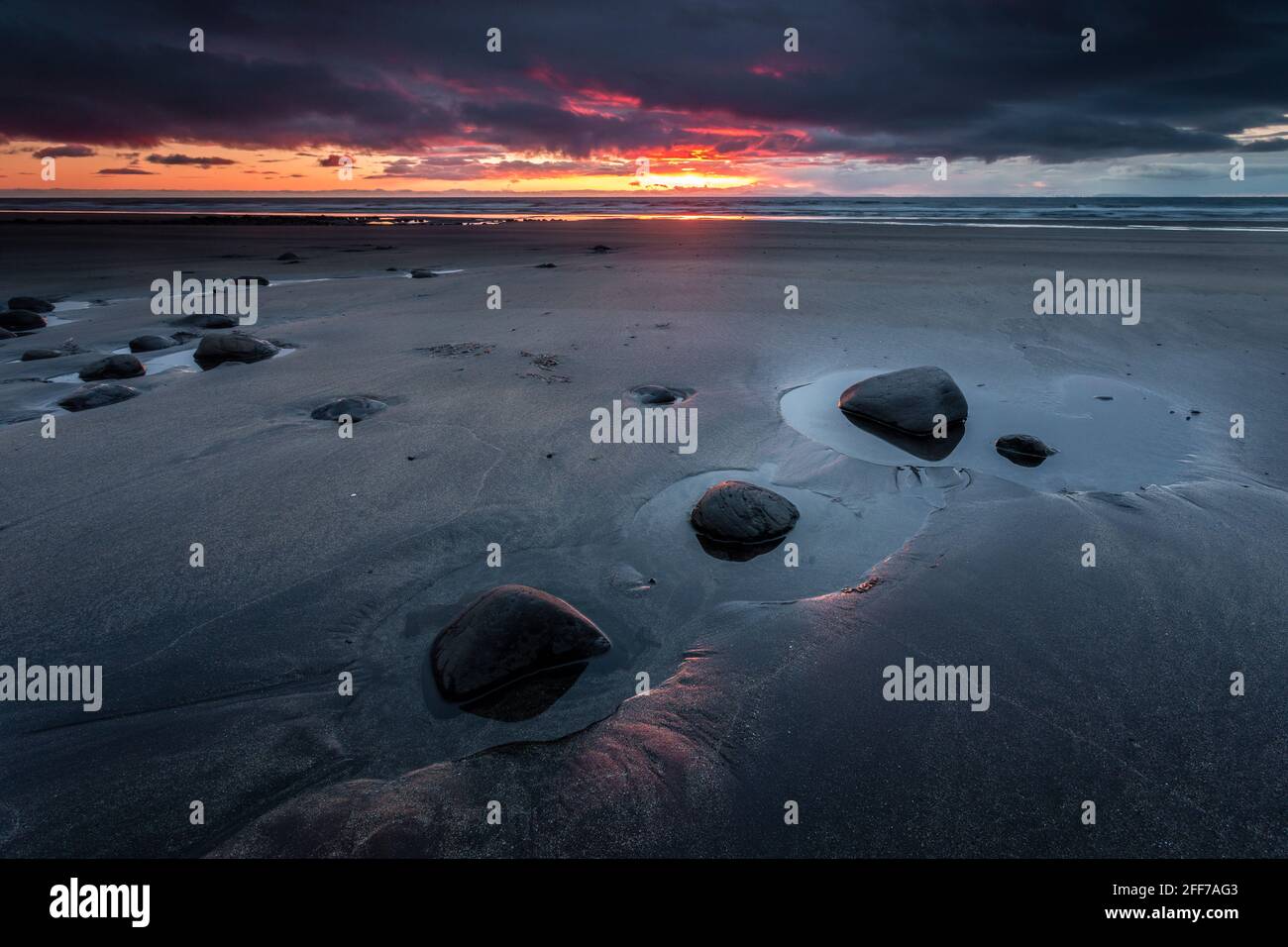 Three rocks in a beach near Kirkjufellsfoss, in Snaefellsnes Stock ...