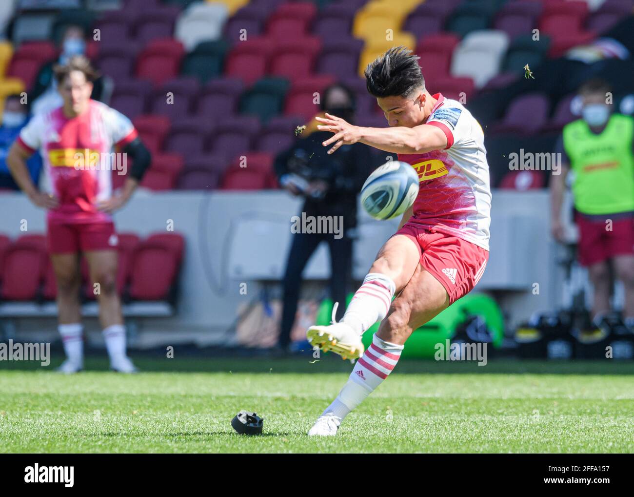 LONDON, UNITED KINGDOM. 24th, Apr 2021. Marcus Smith of Harlequins ...