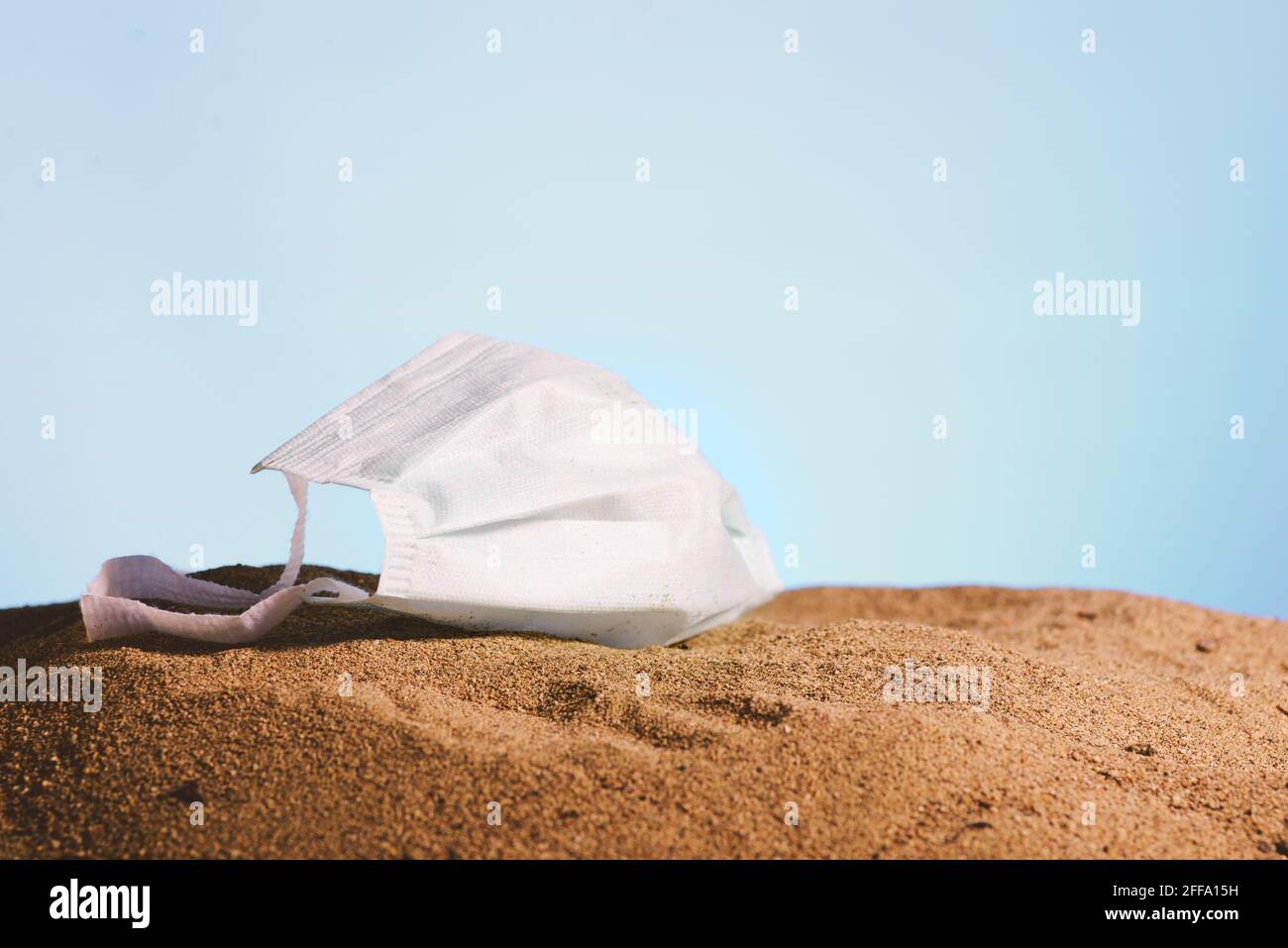 Face mask pollution sand hi-res stock photography and images - Alamy