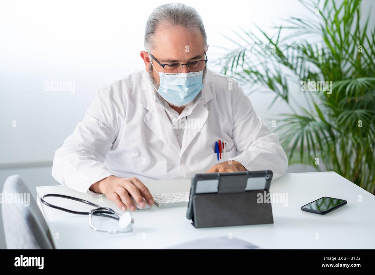 Doctor conference hi-res stock photography and images - Alamy