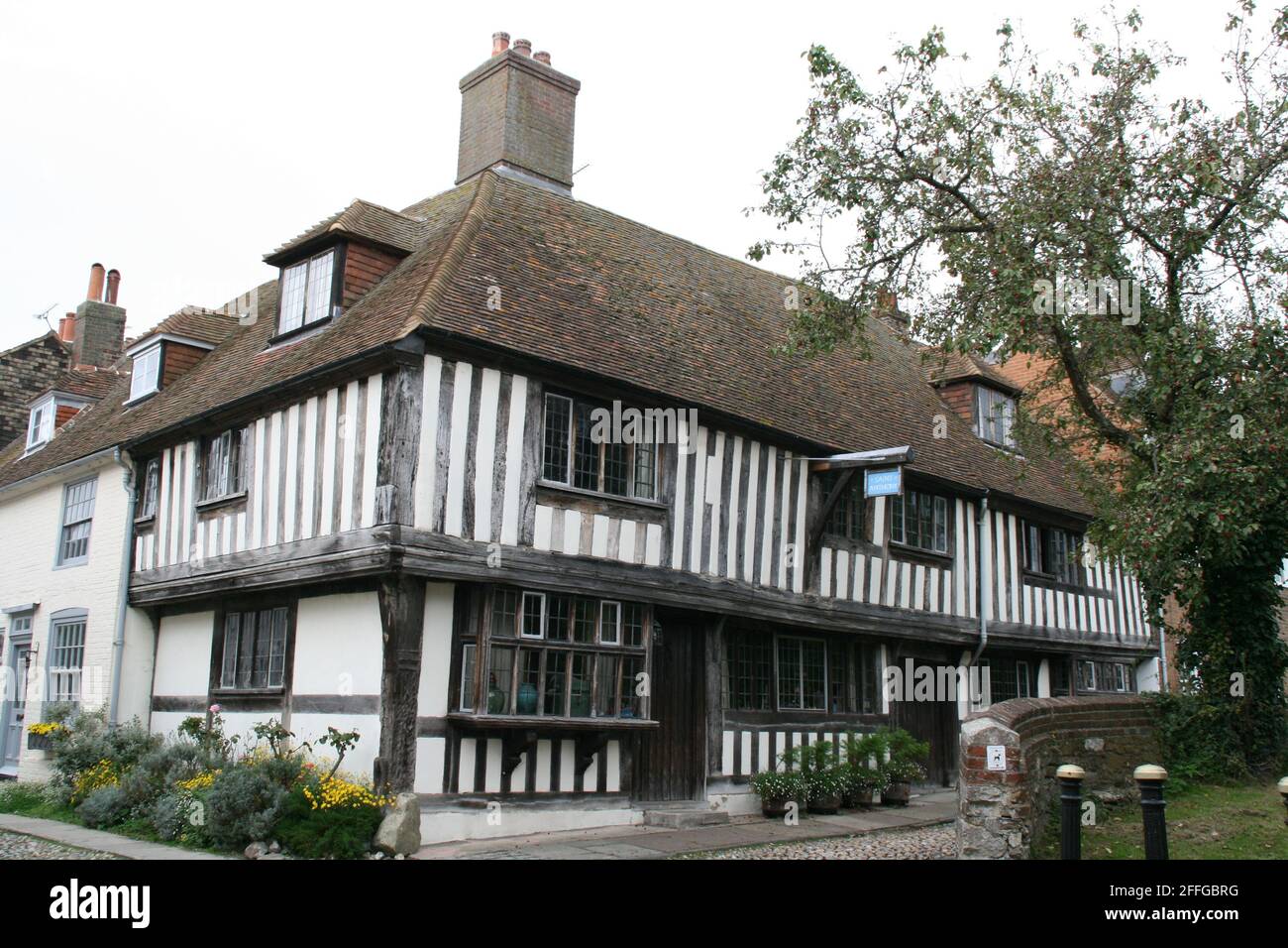 CHURCH SQUARE IN THE HISTORIC CINQUE PORT TOURIST TOWN OF RYE IN SUSSEX ...