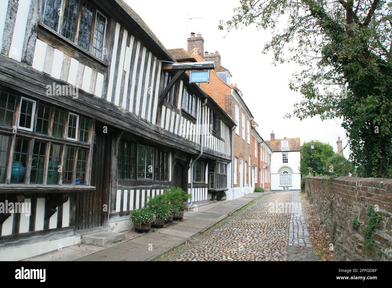 CHURCH SQUARE IN THE HISTORIC CINQUE PORT TOURIST TOWN OF RYE IN SUSSEX ...