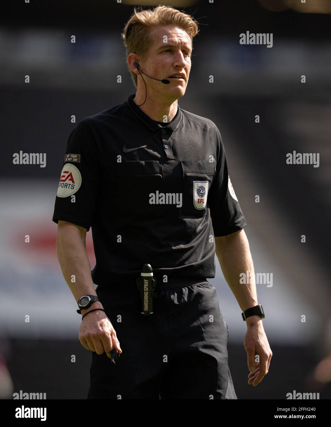 Football referee scott oldham hi-res stock photography and images - Alamy