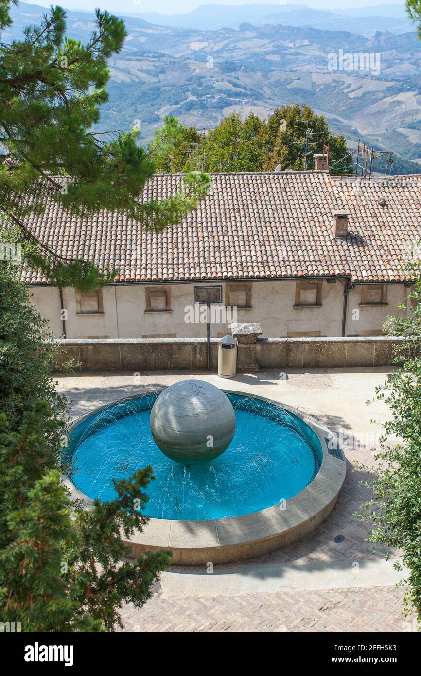 Ball shaped house hi-res stock photography and images - Alamy