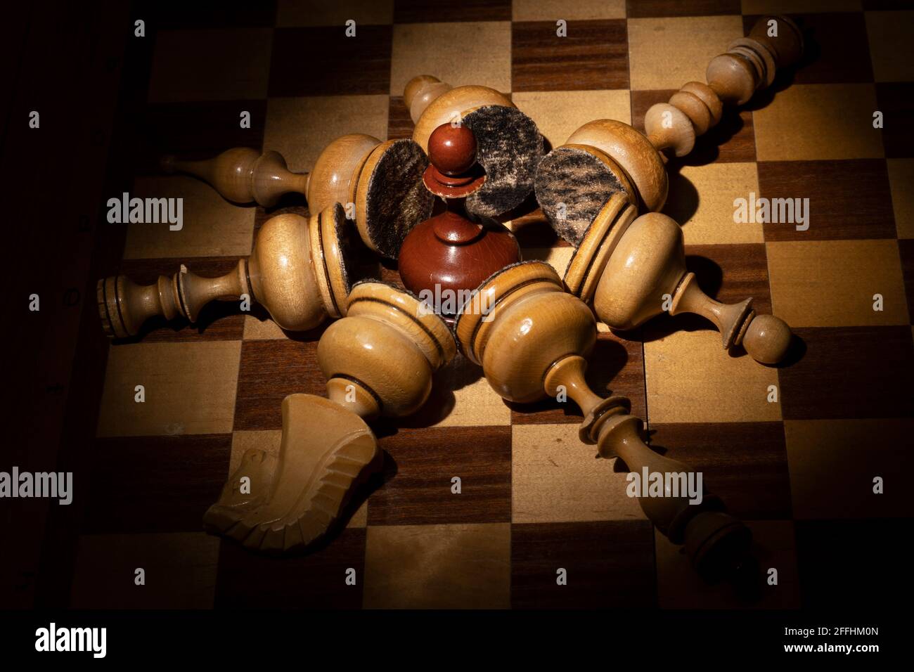 Chess pieces falling hi-res stock photography and images - Alamy