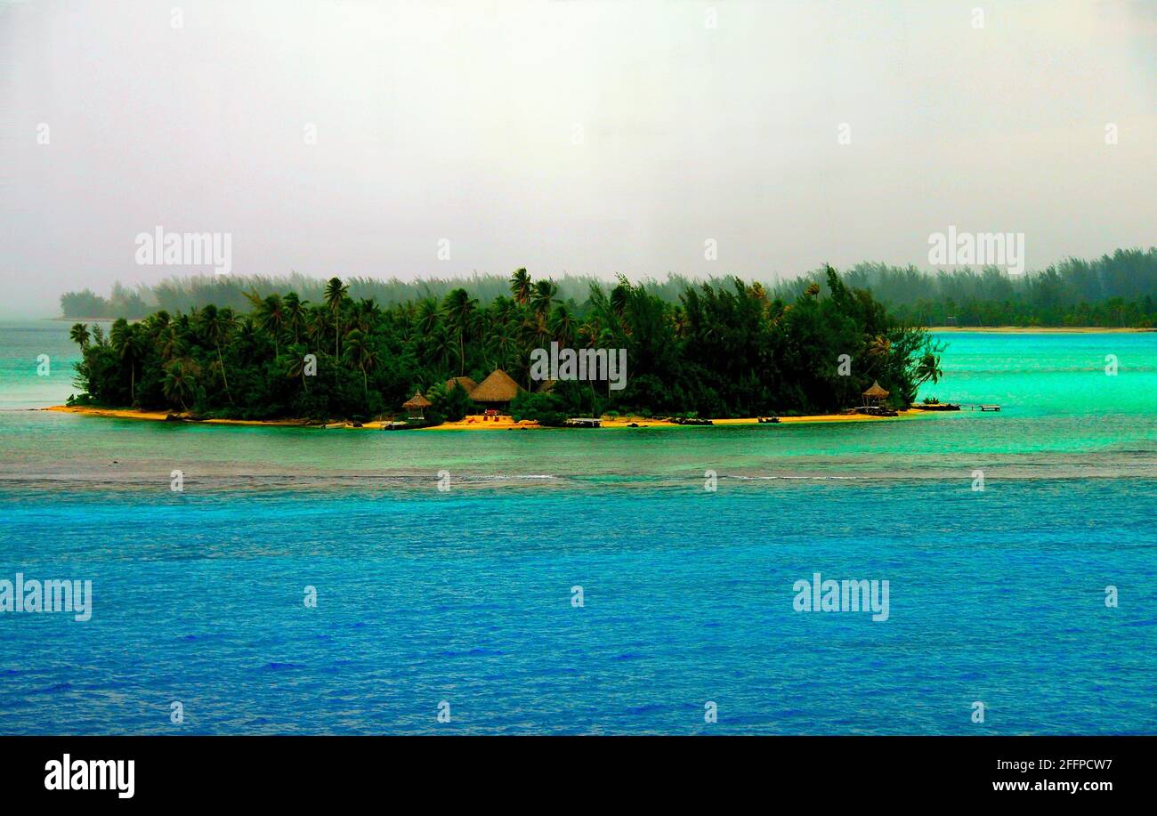 The beautiful warm water around the Polynesian Islands in the South ...