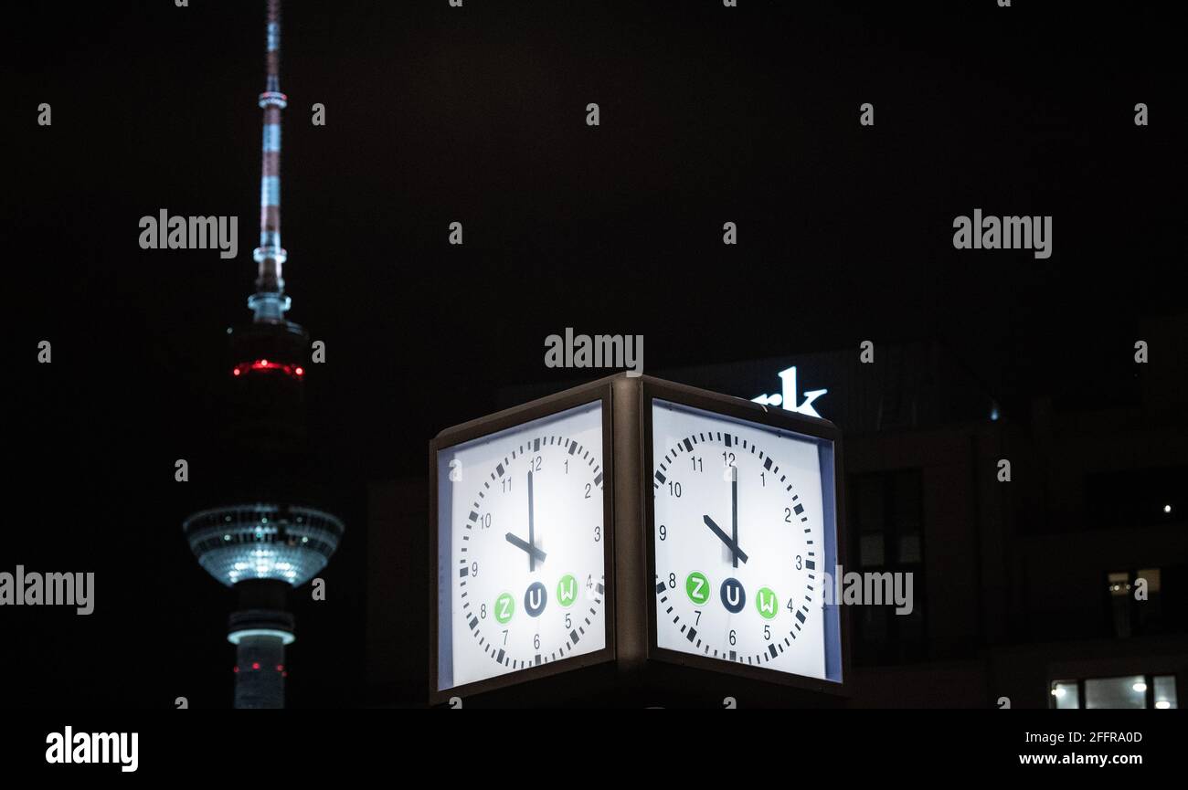 Clock show 10 am pm hi-res stock photography and images - Alamy