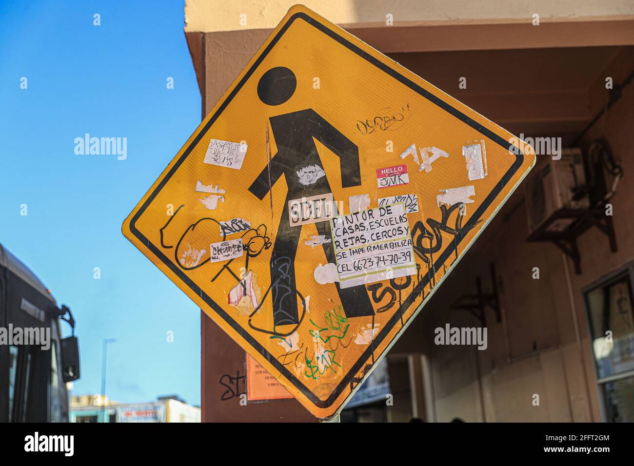 Señal de cruce peatonal hi-res stock photography and images - Alamy