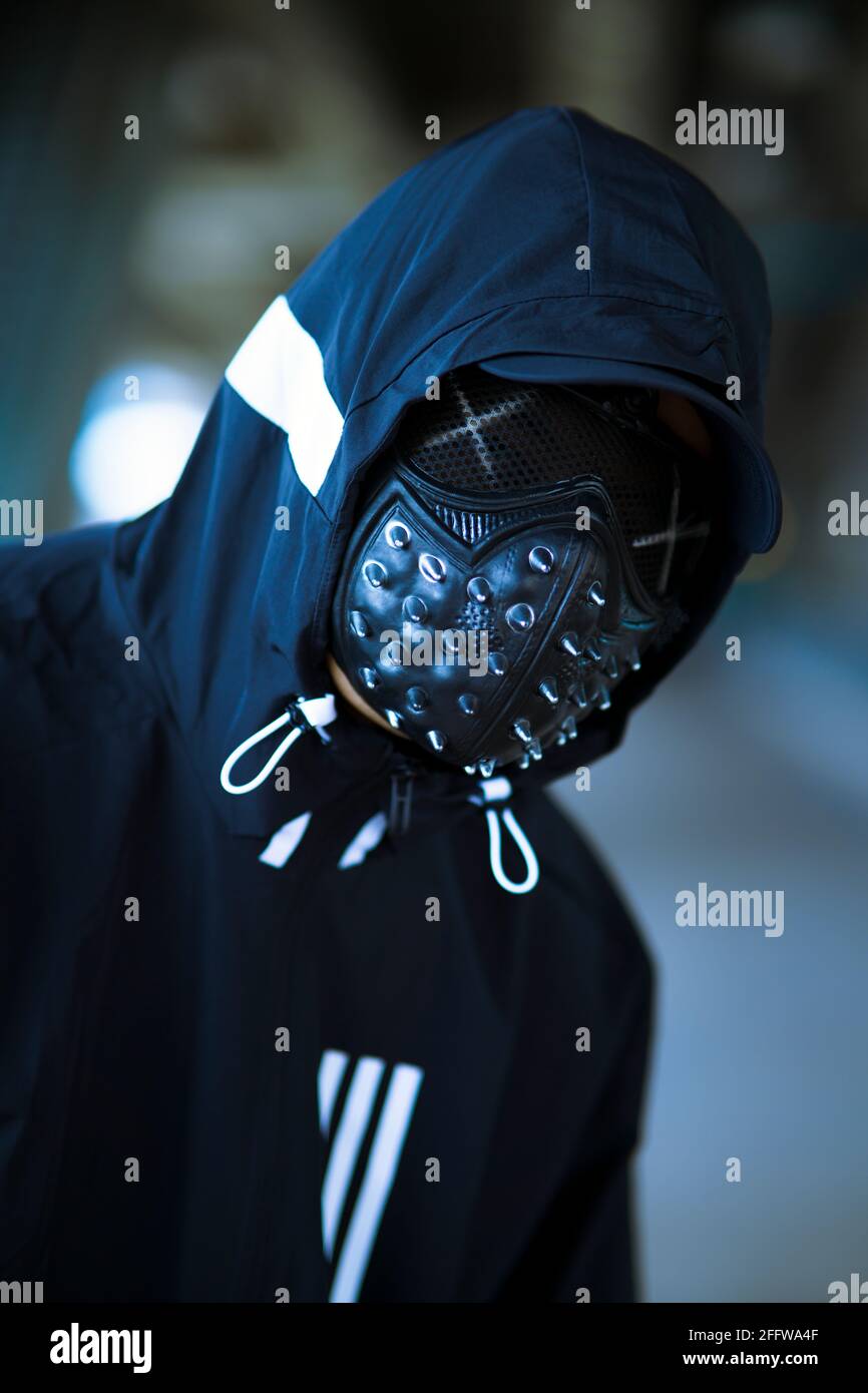 Man dressed in black with mask hi-res stock photography and images - Alamy